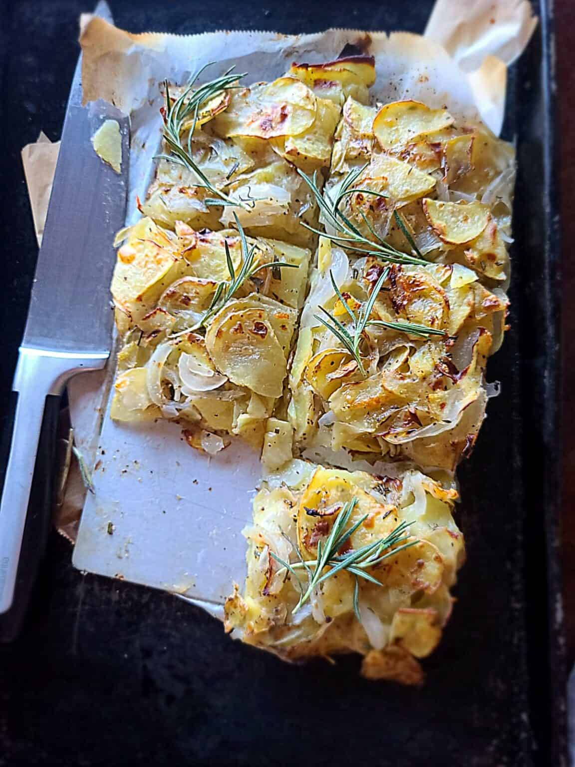 Easy Italian Roasted Potatoes | italian potatoes | roasted potatoes onions